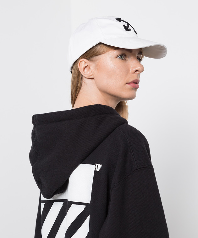 Off-White - Белая кепка с контрастной вышивкой логотипа Arrow ...