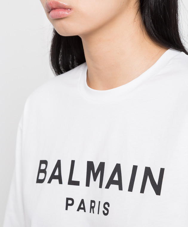 Balmain - Белая футболка с контрастным принтом логотипа AF1EE020BB02 ...